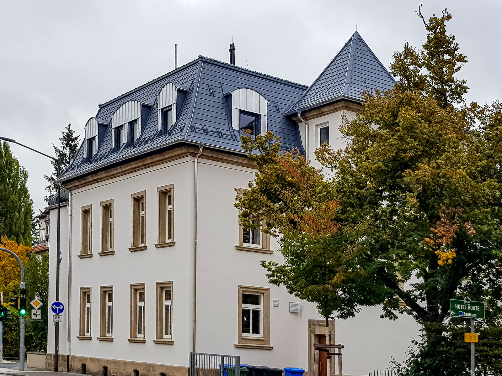 Mansardendach und Dachaufbauten mit Aluminiumblechen eingedeckt ...